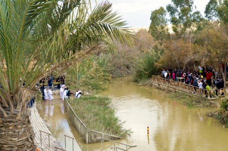 10,000 Pilgrims Celebrate the Epiphany at Jordan River | Messianic Bible