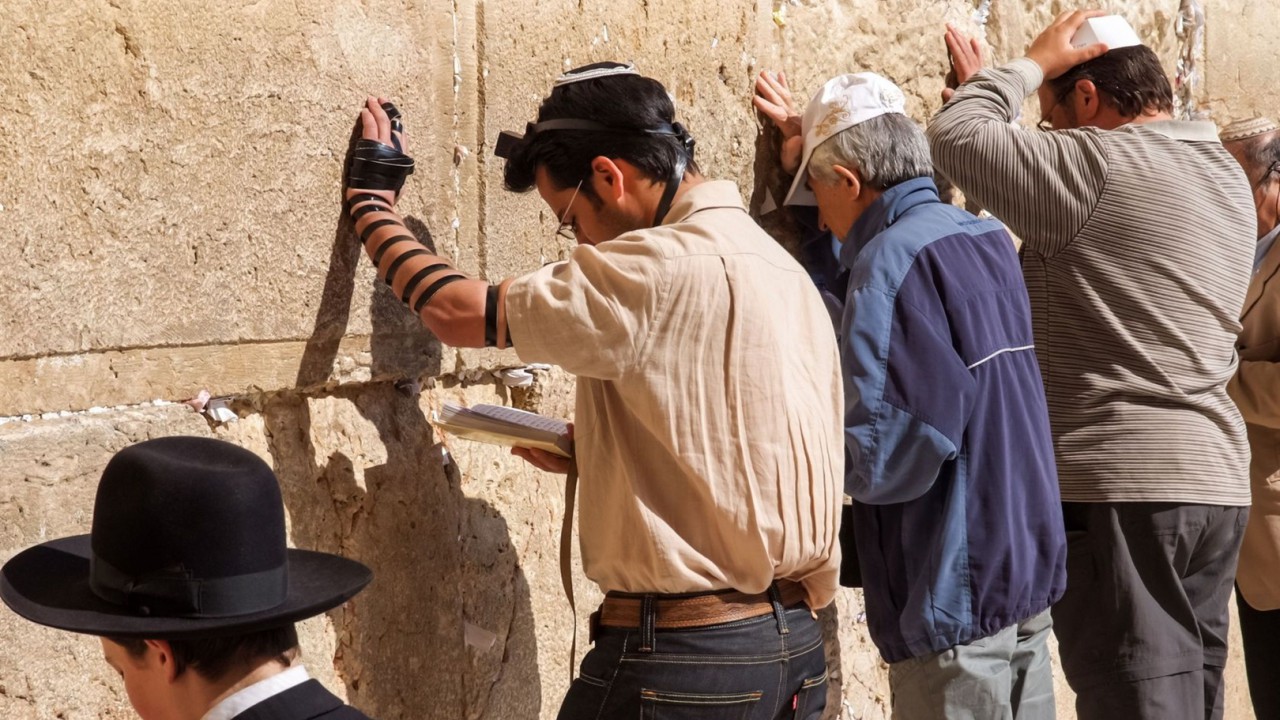 Parasha Tetzaveh (You Command): The Oil of Anointing | Messianic Bible